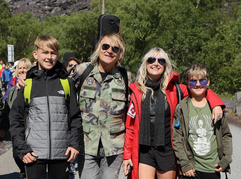 The Solidarity Rock & Stroll with Mike and Jules Peters – The Alarm